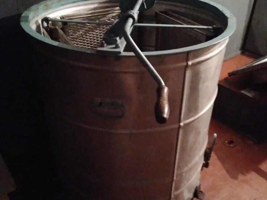 Медогонка 4 рамочная ручная дюралевая