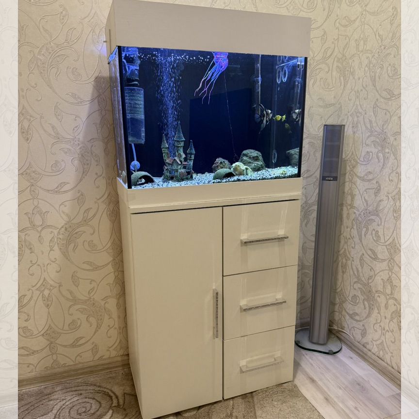 Аквариум с белой тумбой и крышкой