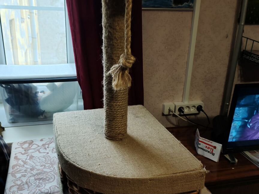 Когтеточка с домиком, лежанкой, кисточкой