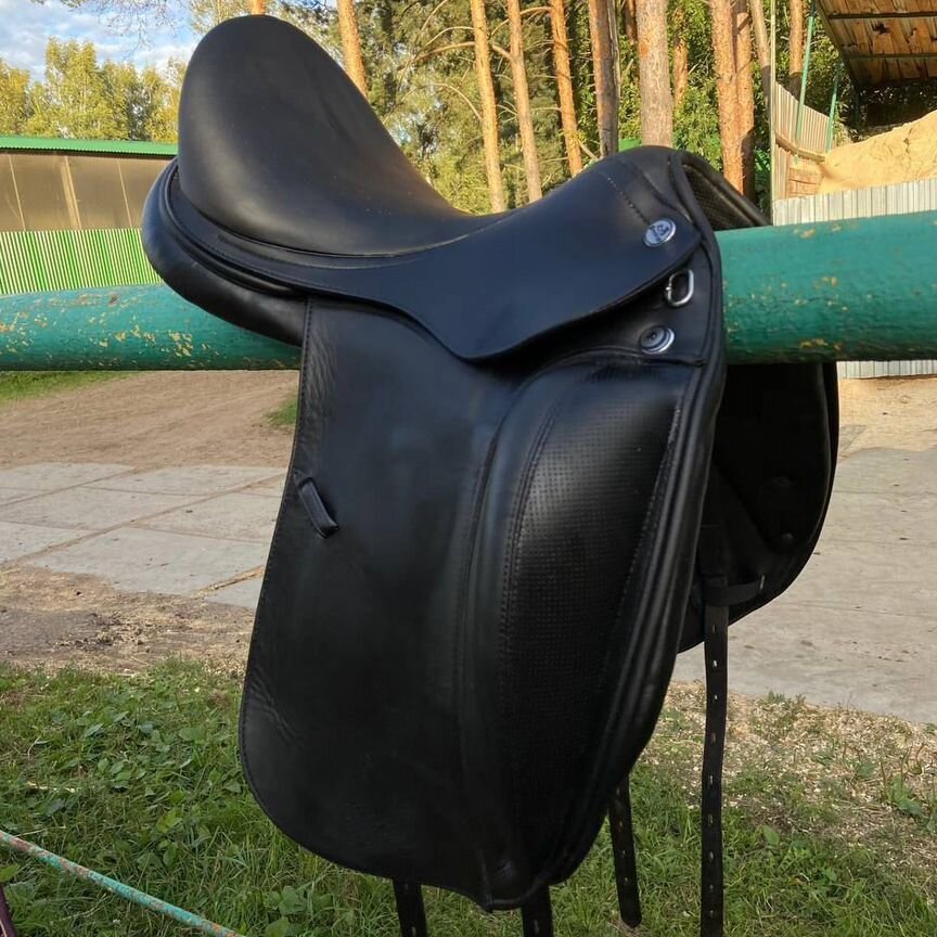 Выездковое седло