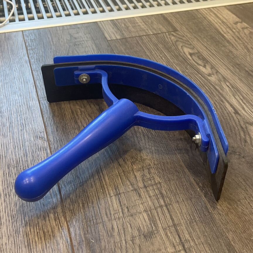 Водосгон для лошадей / скребница