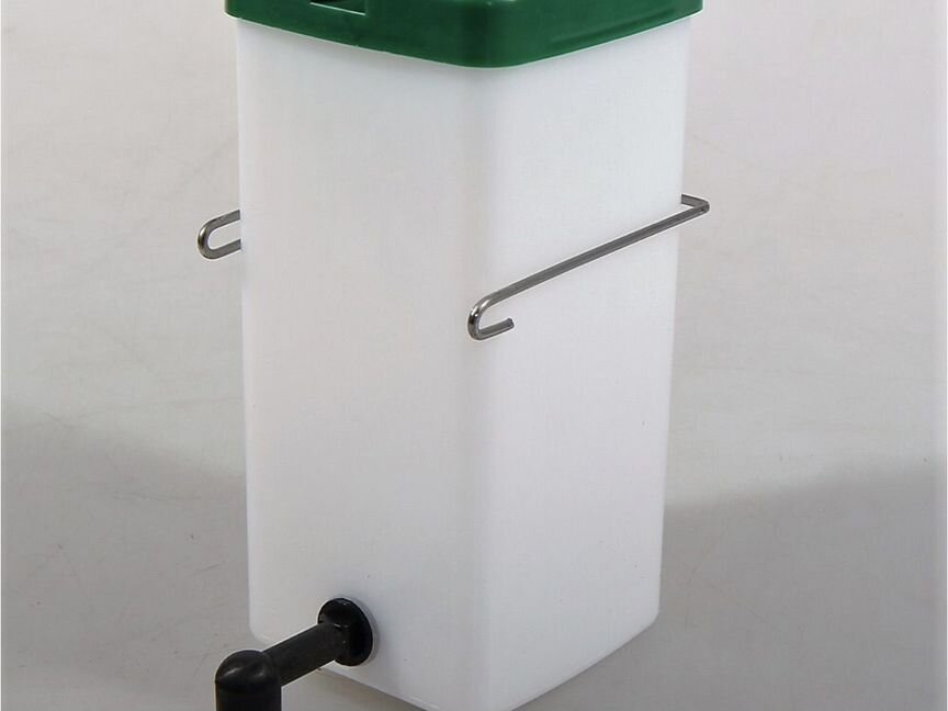 Поилка ниппельная для кроликов,птиц,грызунов 1 л