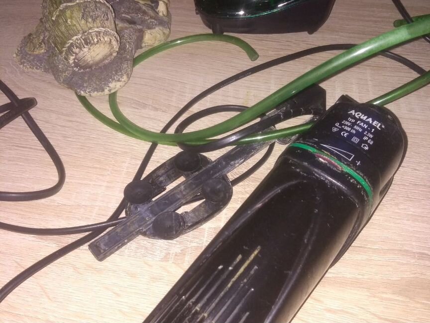 Помпа Aquael AP-100 и фильтр Aquael для аквариума