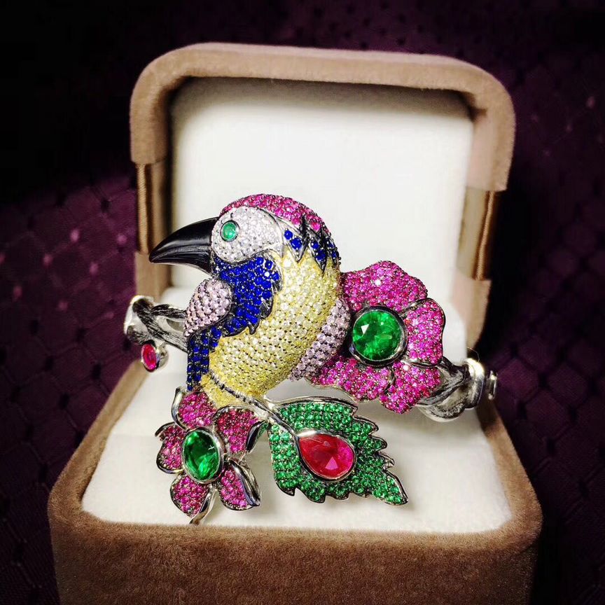 Попугай разноцветный