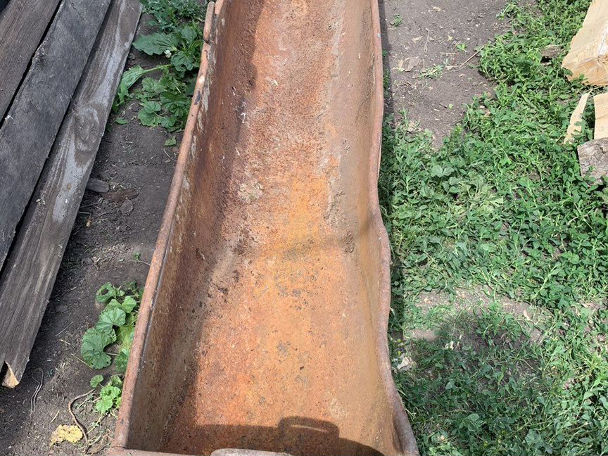 Кормушка (корыто) для животных