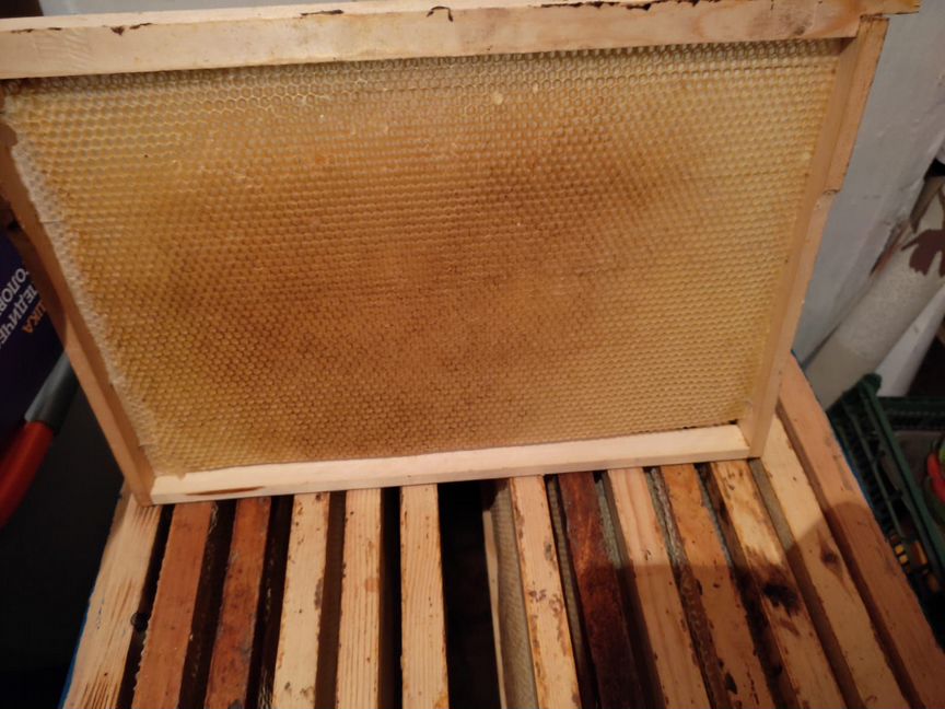 Рамки с вощиной, ульи