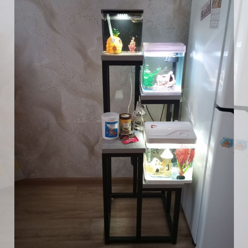 3 аквариума на подставке