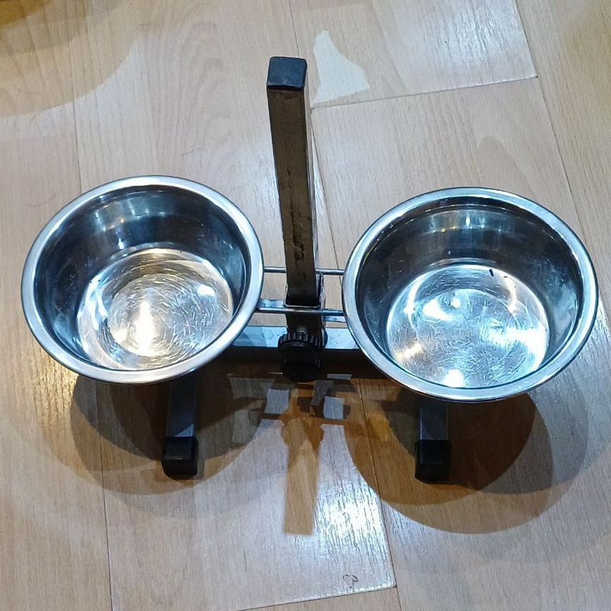 Подставка для мисок собаки