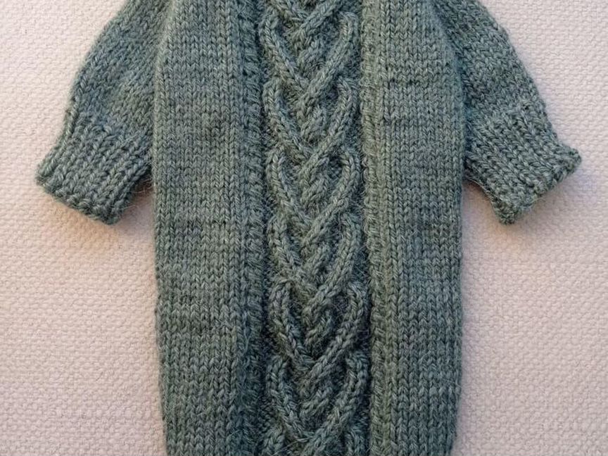 Свитер вязанный для мелких пород + игрушки вязаны