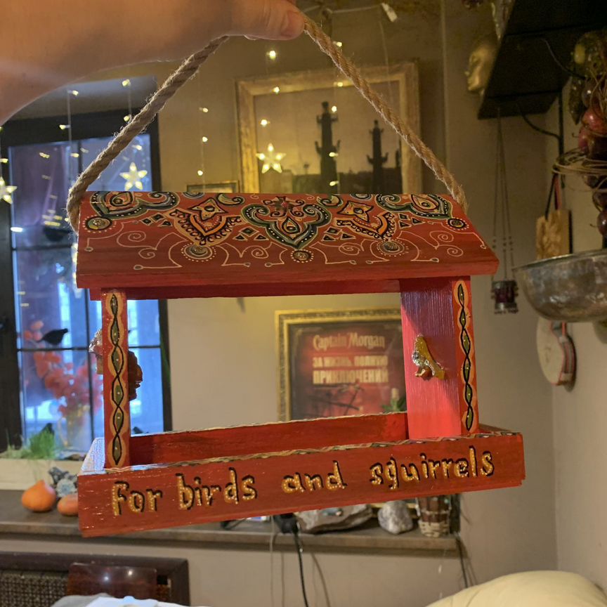 Кормушка для птиц и белок