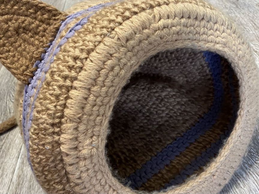 Домик вязаный для кошки