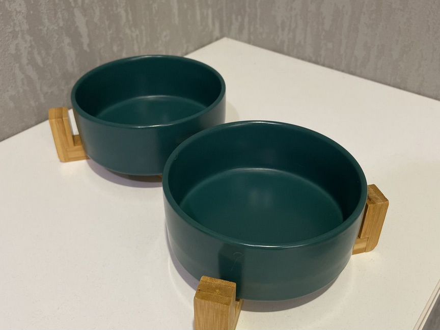 Керамические миски на бамбуковой подставке