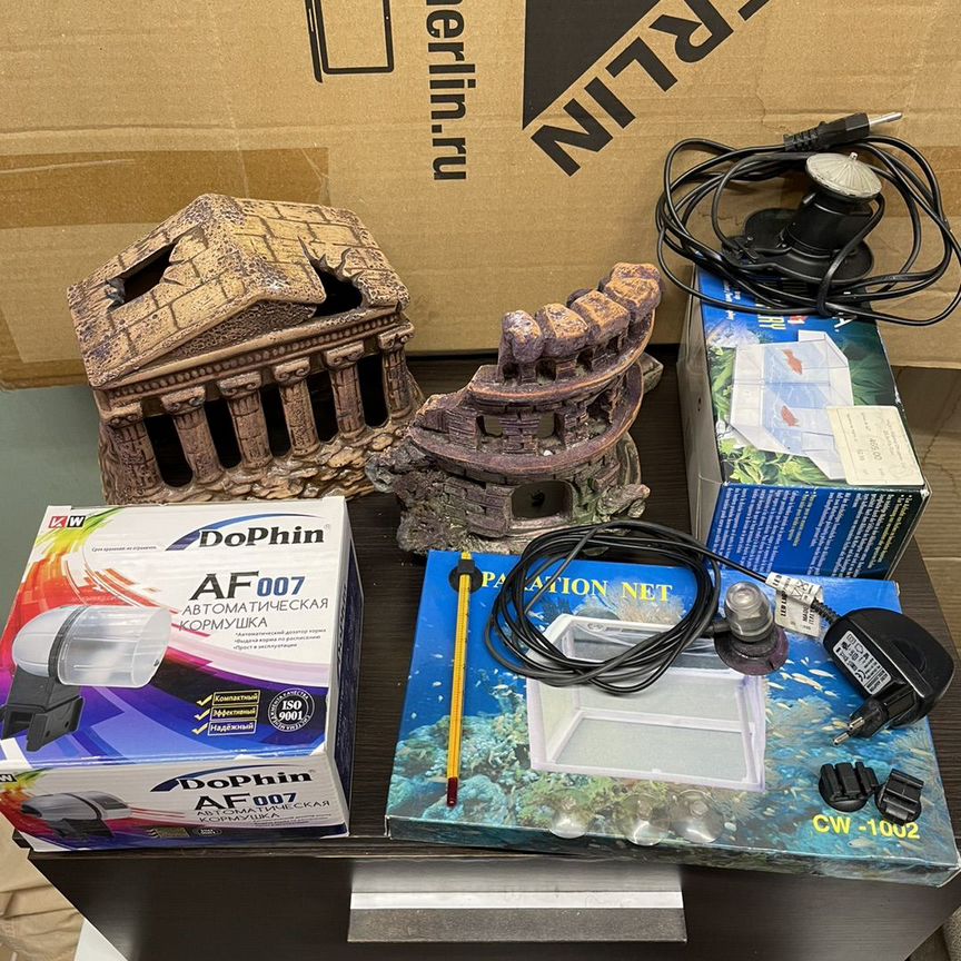 Автоматическая кормушка и декор аквариума