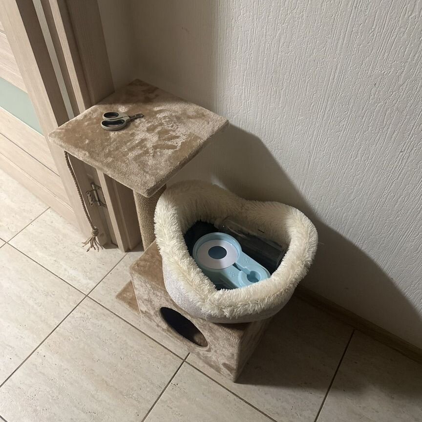 Домик для кошки, лежанка и поилка с мисками