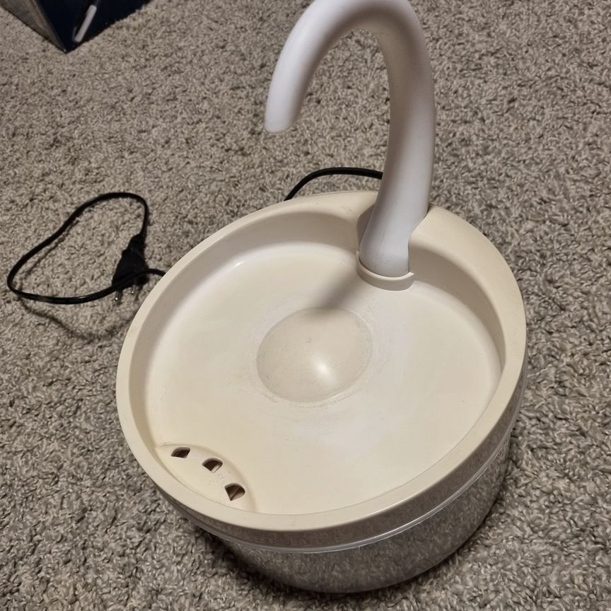 Фонтан поилка для кошек