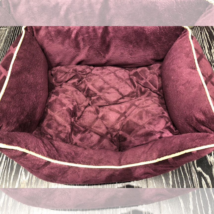 Лежанка и игрушки для кошек