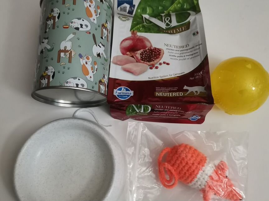 Корм для кошек,миска,банка и две игрушки