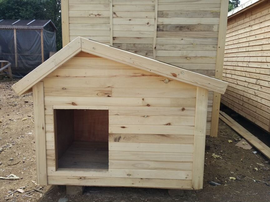 Деревянная будка для собаки