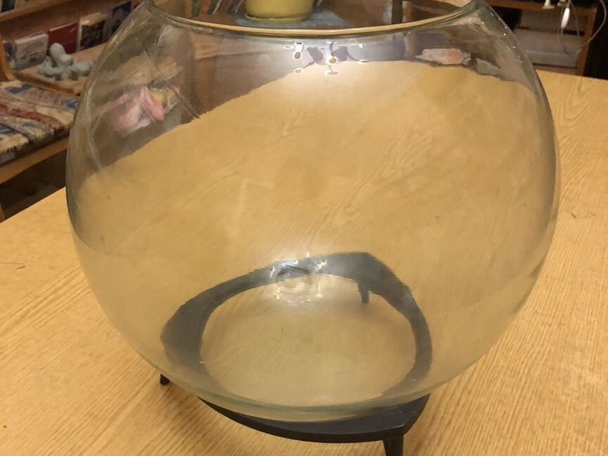 Аквариум для рыбок на подствке