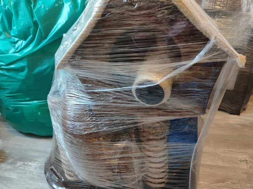 Домик для кошки с когтеточкой и игрушками