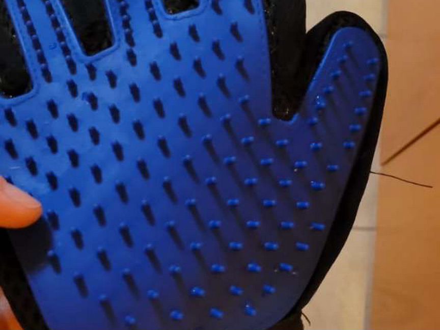 Перчатка-щетка для груминга кошек и собак