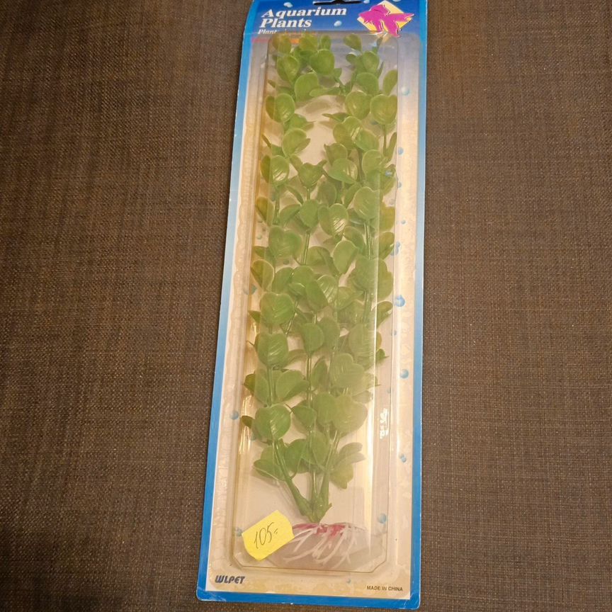 Пластмассовое растение для аквариума