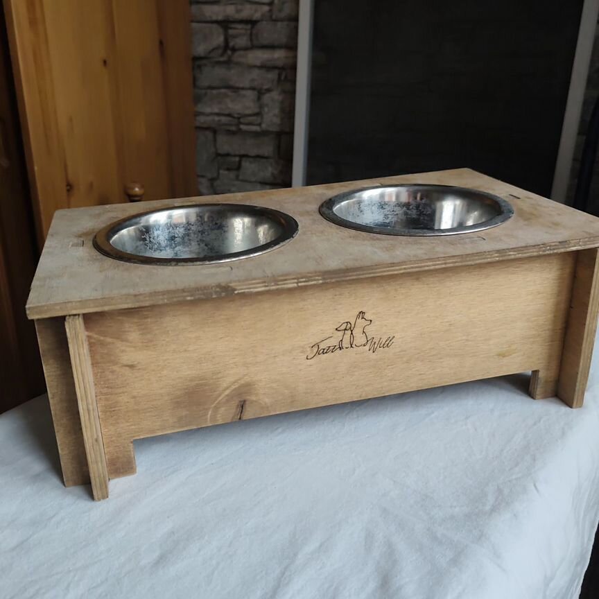 Подставка с мисками для собаки