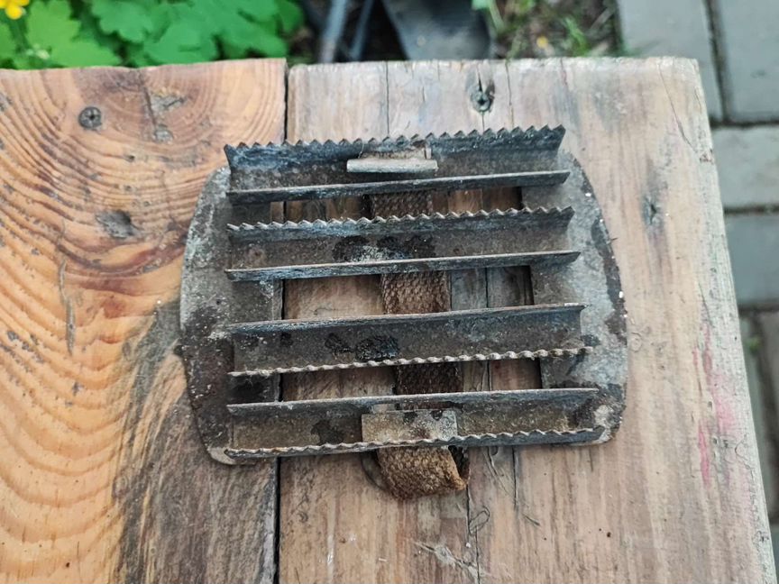 Скребница чесалка для коров лошадей