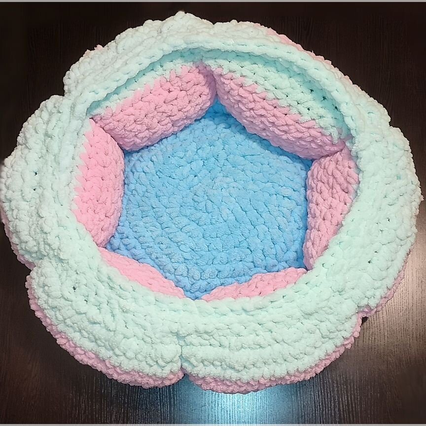 Ручная работа. Огромная вязаная лежанка для кота