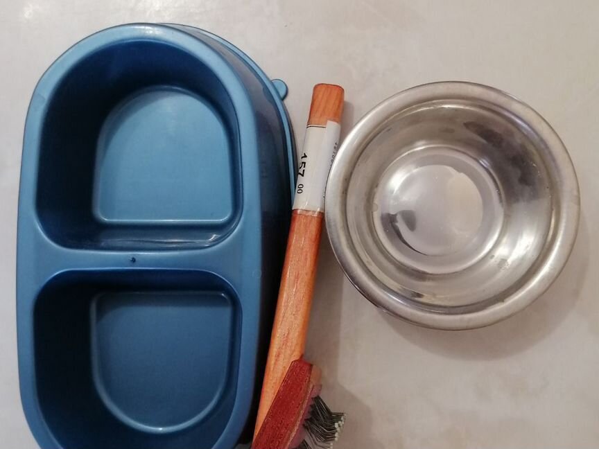 Миски и щётка металлическая для ухода за собачкой