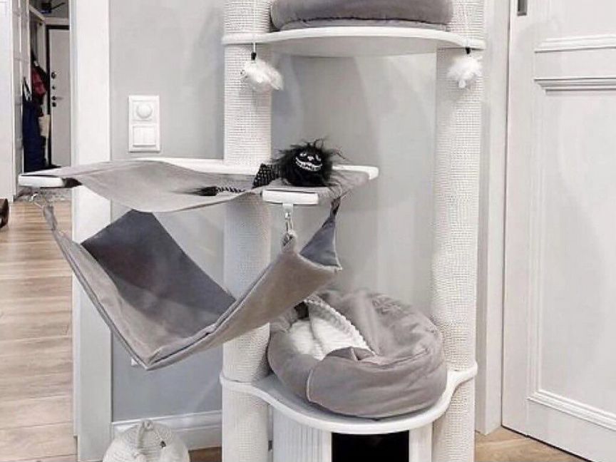 Домик для кошки с когтеточками и лежаками