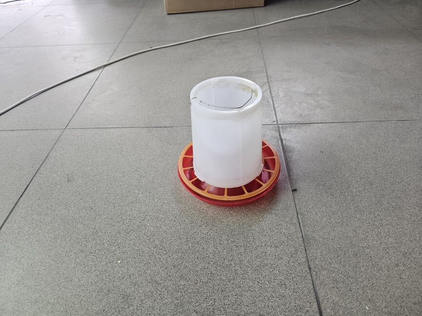 Бункерная кормушка для кур