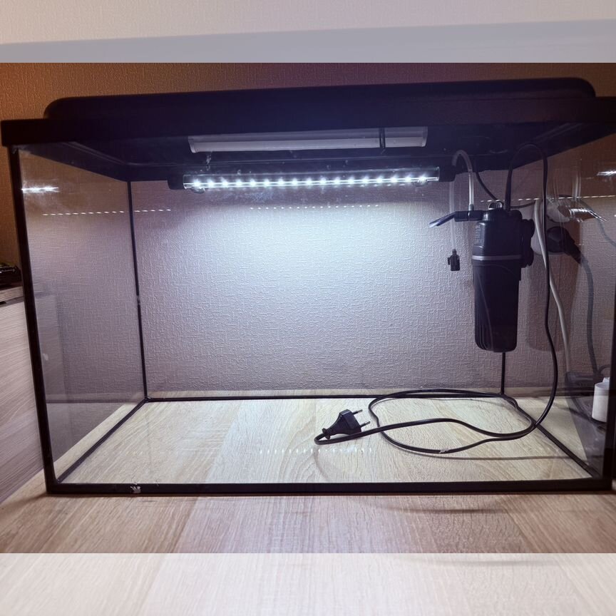 Аквариум с крышкой, фильтр и лампа