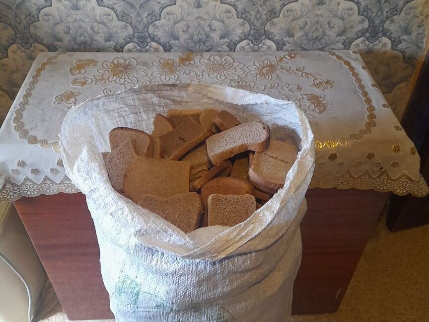 4 мешка сухарей кормовых