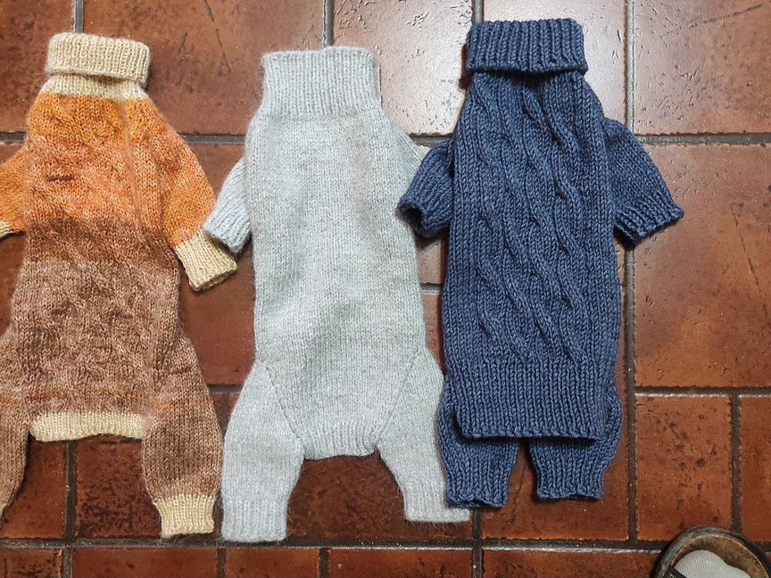 Комбинезоны и свитера для собачек