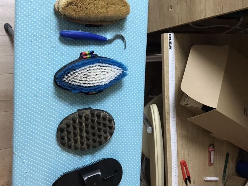 Щетки, скребок, крючок для конного спорта