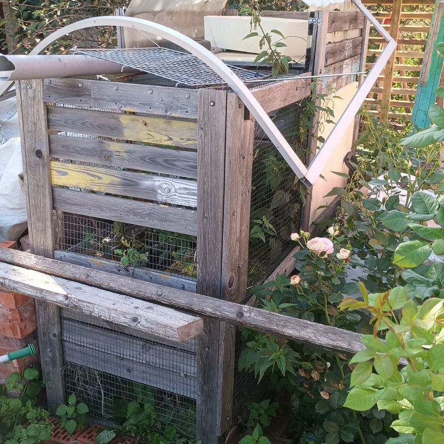 Курятник, крольчатник уличный