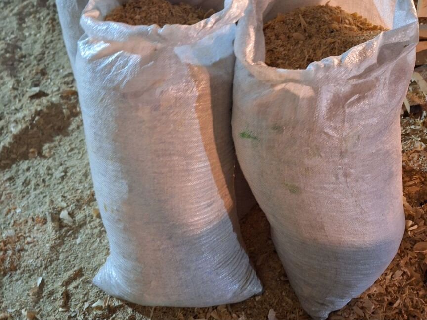 Опилки в мешках