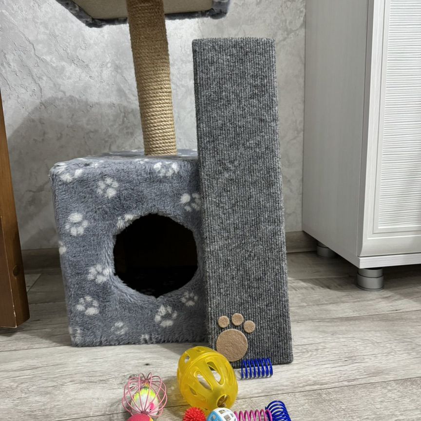 Домик, царапка и игрушки для кошек