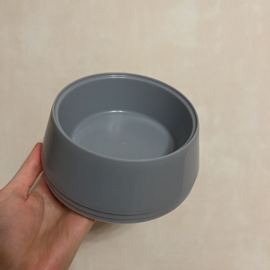 Серые пластиковые миски для котов