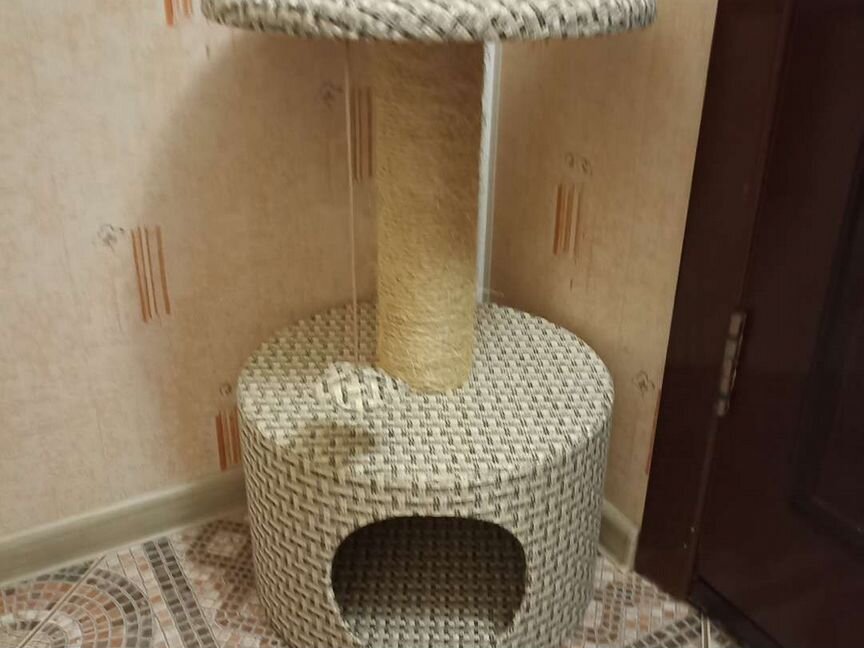 Домик доя кошки с когтеточкой и игрушкой