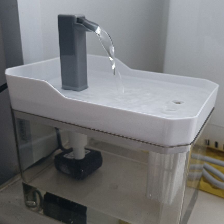 Фонтан поилка для кошек