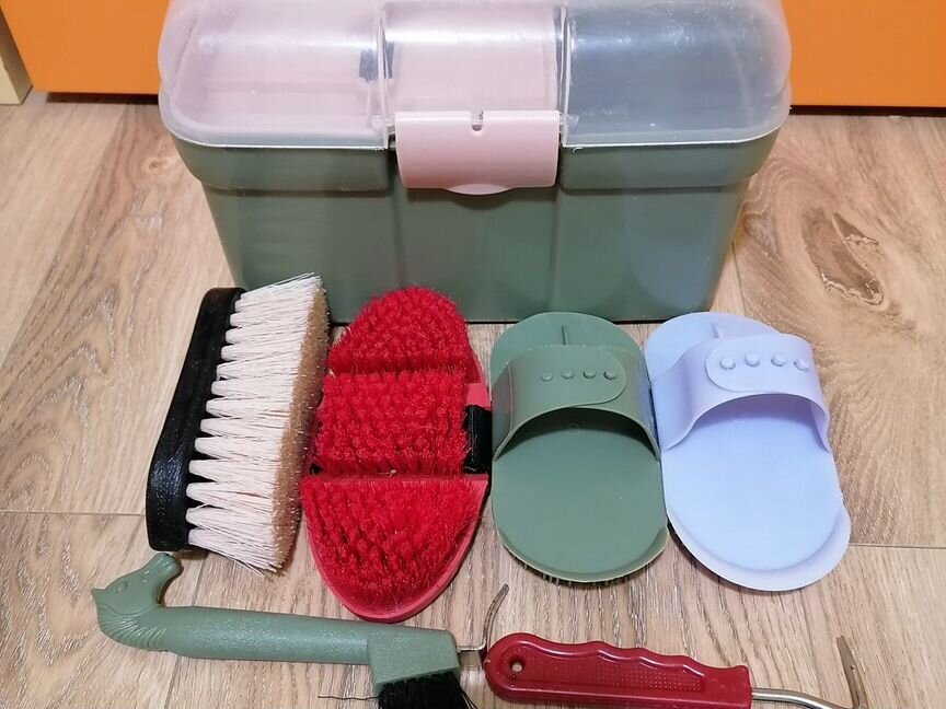 Ящик с щетками для лошади бу