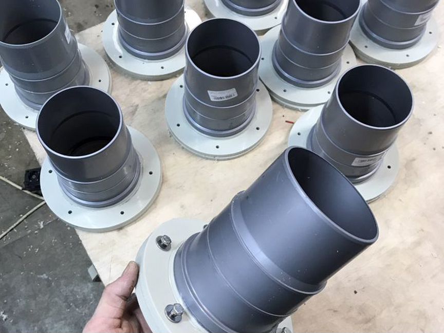 Донные сливы и проходы через пленку