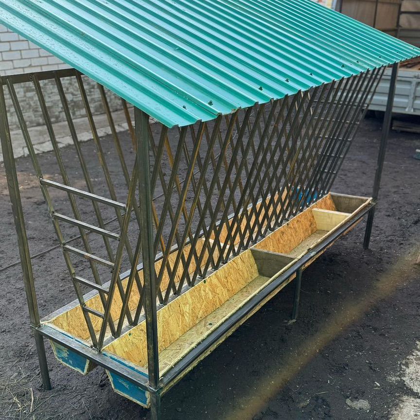 Металлическая кормушка