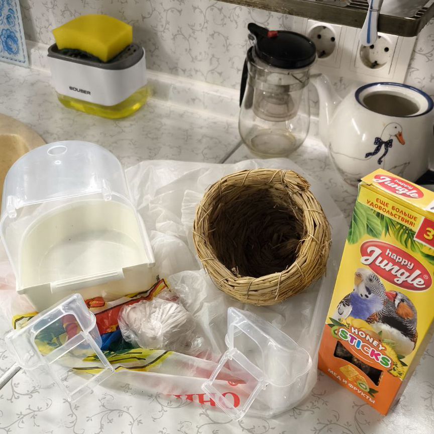 Продаются вещи для попугая