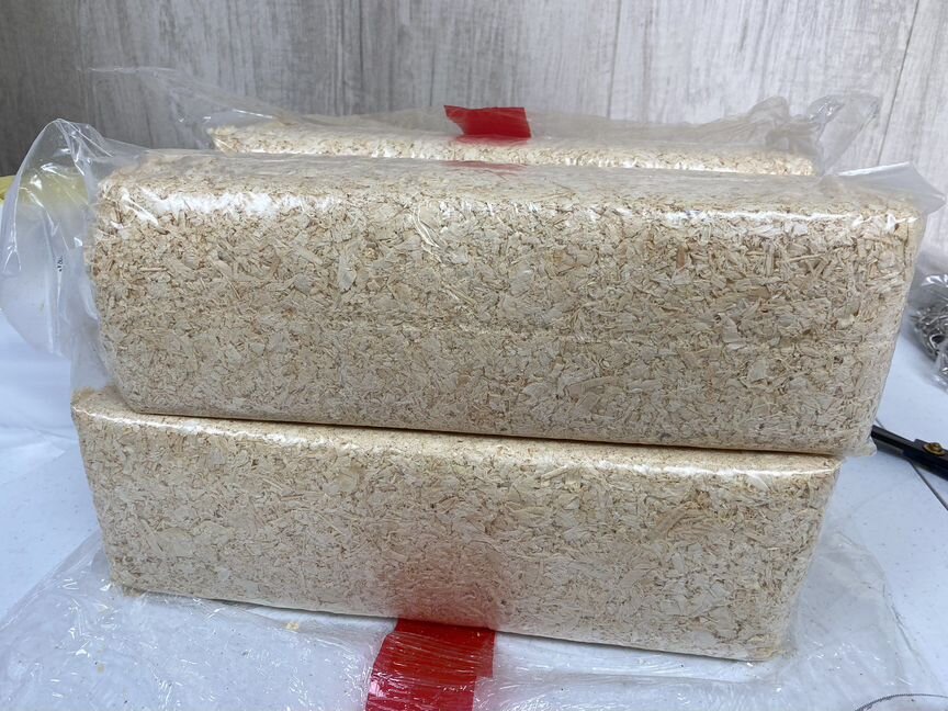 Опилки оптом для зоомагазина питомника. Брикеты