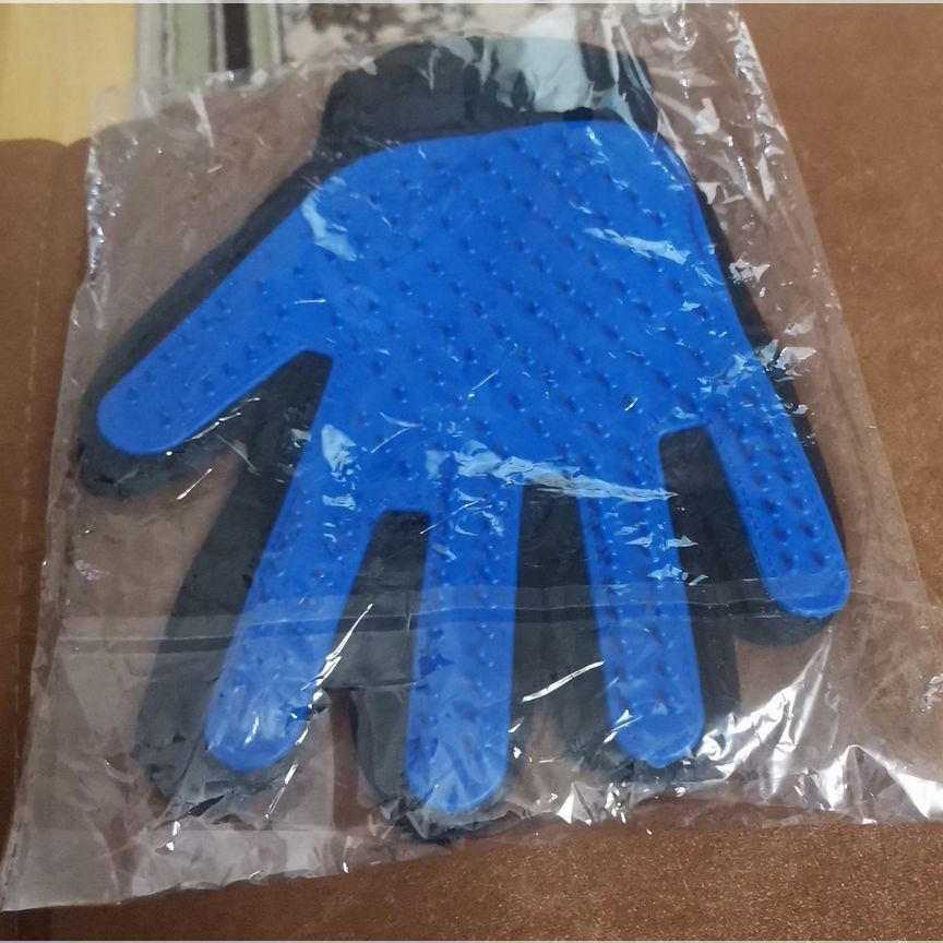 Перчатка для вычесывания шерсти