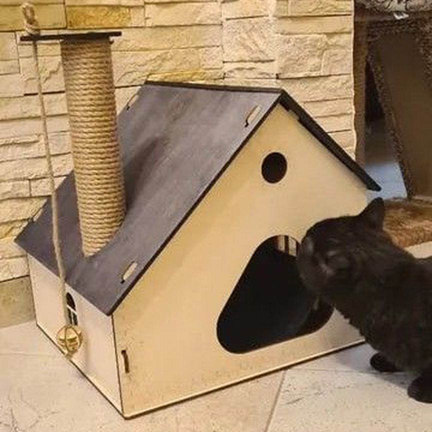 Домик для кошки с когтеточкой деревянный с трубой