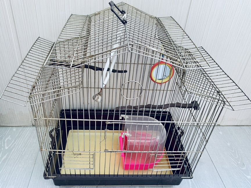 Клетка для птиц в форме домика